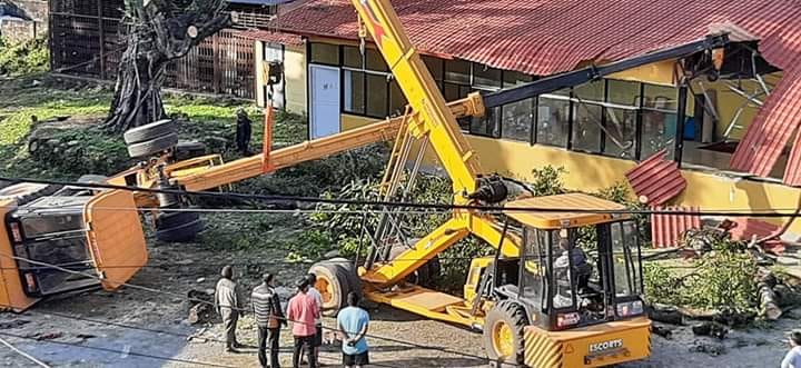 पोखरा नयाँबजारमा पूरानो चौताराको हाँगा काट्न खोज्दा क्रेन पल्टियो, भवन ...