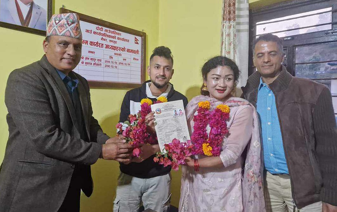 नेपालमा पहिलो पटक लमजुङमा समलैंगिक विवाह दर्ता | GandakNews